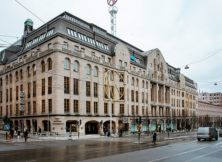 Thule takes over the grand entrance to Sweden's foremost premium ...